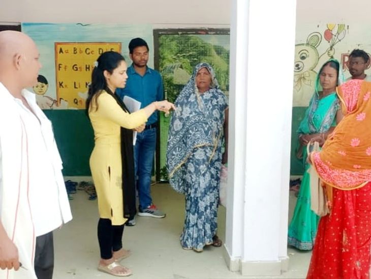 SDM inspected Pindra booths | एसडीएम ने पिंडरा बूथों का किया निरीक्षण ...