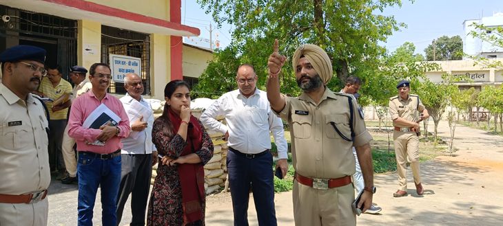 Collector and SP inspected the polling centre and strong room and saw ...