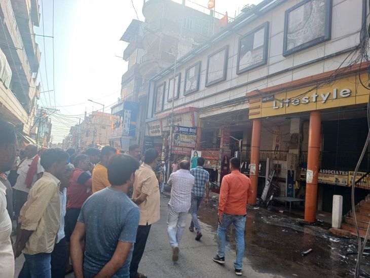 Fire broke out in Sona Mahal due to short circuit in electricity pole ...