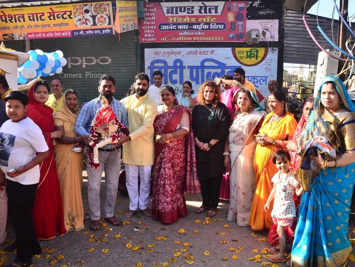 Devotees took out Sai Prabhat Pheri in Indore. | इंदौर में भक्तों ने निकाली सांई प्रभातफेरी ...