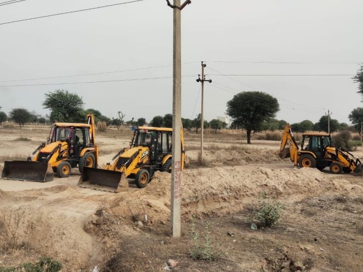 Toll workers dug a trench in the river in Kaladera. On the complaint of ...
