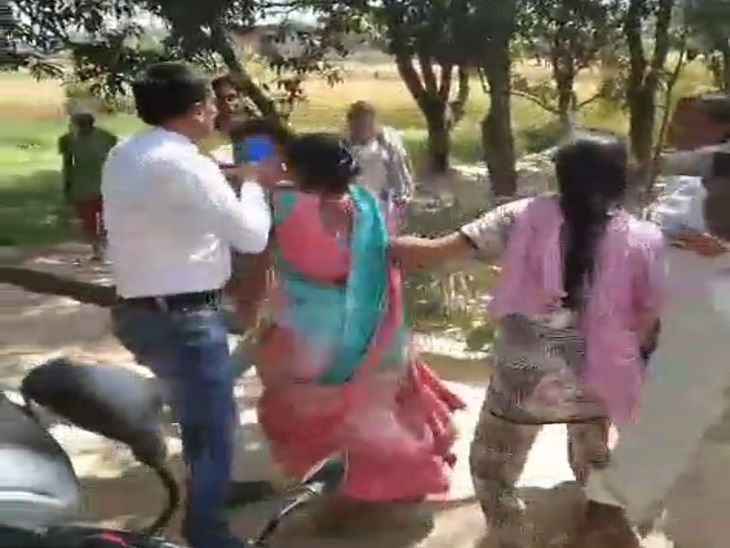 Video of fierce fighting over land dispute in Azamgarh goes viral ...