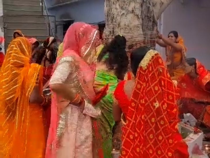 Women worshiped Dasha Mata. Tied peepal thread and listened to the ...