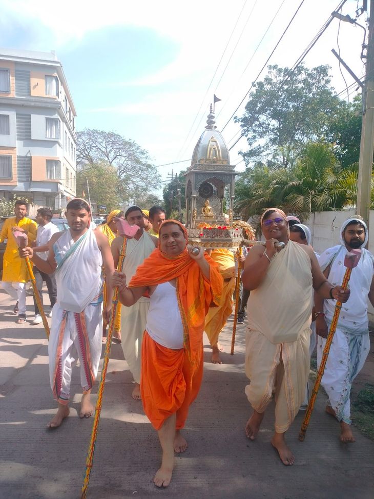 Lord Rishabhdev took out a procession and toured the city. | शोभायात्रा ...