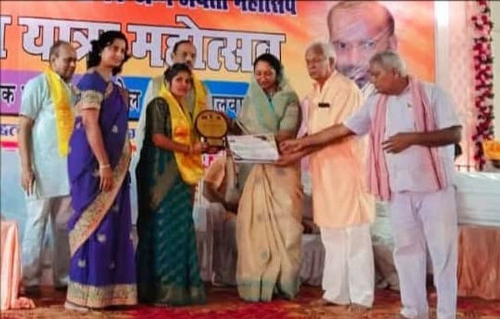 Teacher Nandini Rajput honored with Innovative Teacher Award in ...