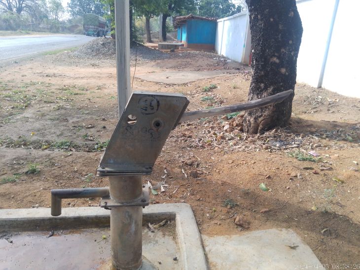 Government hand pump running with indigenous Jugaad in Babhani | बभनी ...