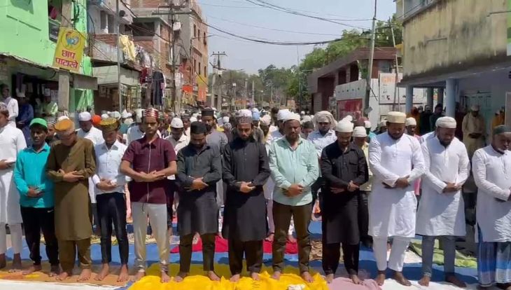 A huge crowd of Namazis gathered in the mosques of Jamua | जमुआ के ...