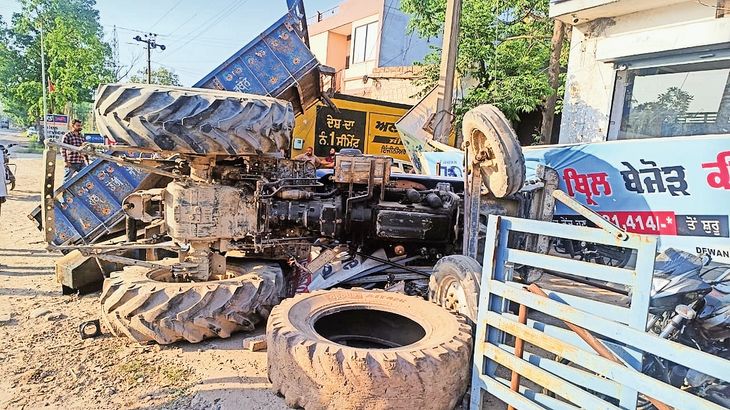 Tractor-trolley overturned in front of bike showroom due to collision ...