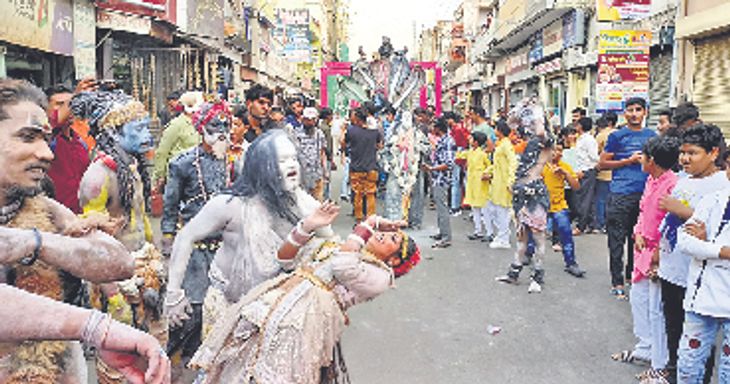 A procession was taken out with 551 symbols, tableaux were the attraction, stunts were also ...