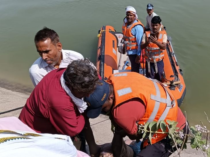 The SDRF team found the body after 28 hours | 28 घंटे बाद एसडीआरएफ टीम को मिला शव: शव को सबलगढ़ ...