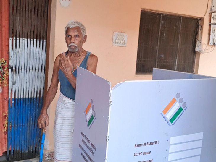 Home voting begins in Mandla for Lok Sabha elections | लोकसभा चुनाव की ...