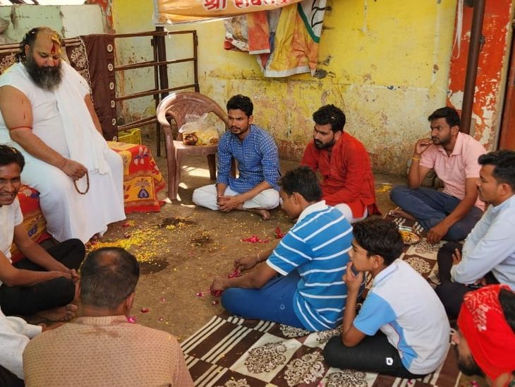 Gopesh Krishna Maharaj came from Pathmedha Gaushala | पथमेड़ा गौधाम से आए गोपेश कृष्ण महाराज: गौ ...