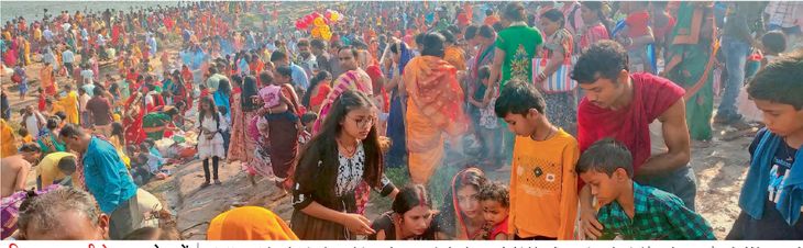 Holy bath Barni fair... Devotees took a holy dip in Damodar