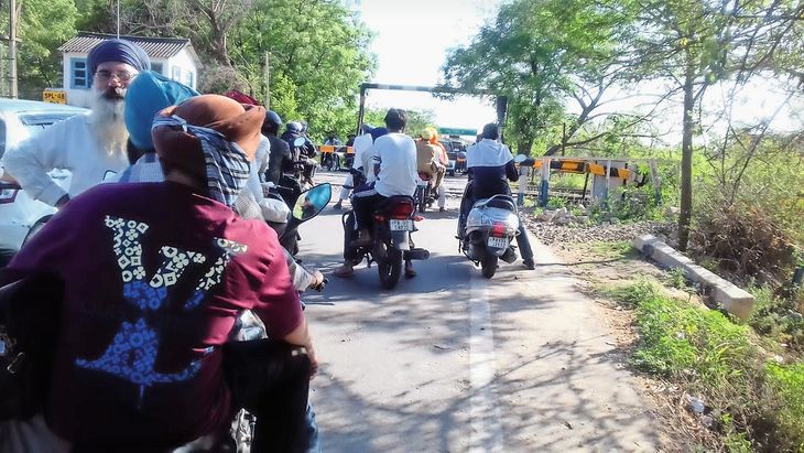 People are troubled due to frequent closure of Dhilwan gate | ढिलवां ...