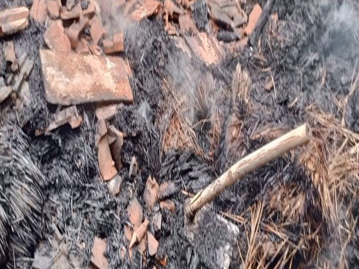 Fire broke out in a house at midnight in Deoghar | देवघर में आधी रात घर ...