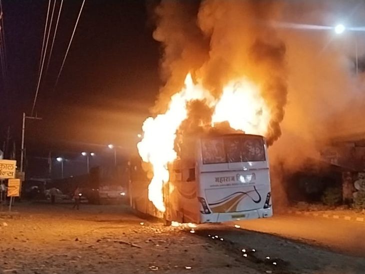 fire in a moving bus | चलती बस में लगी आग: यात्रियों का सामान जलकर खाक ...