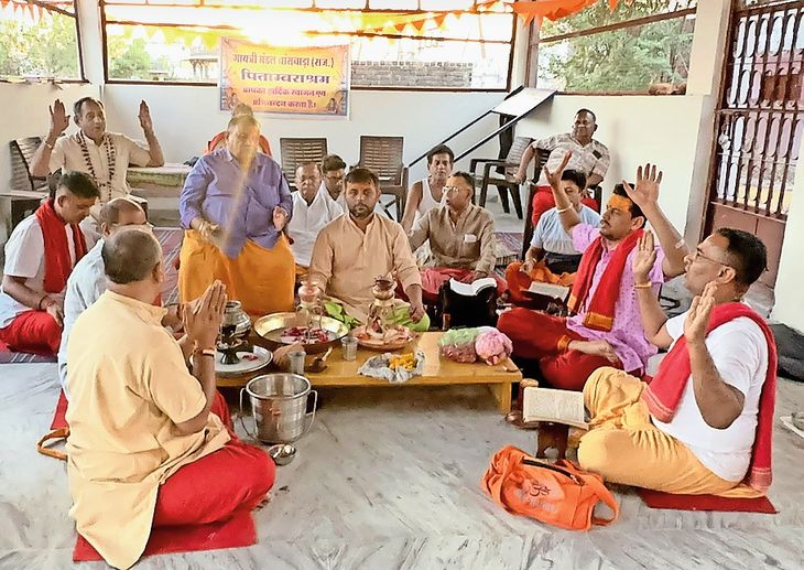 Podshopchar Puja and Shiva Abhishek were also performed in the presence ...