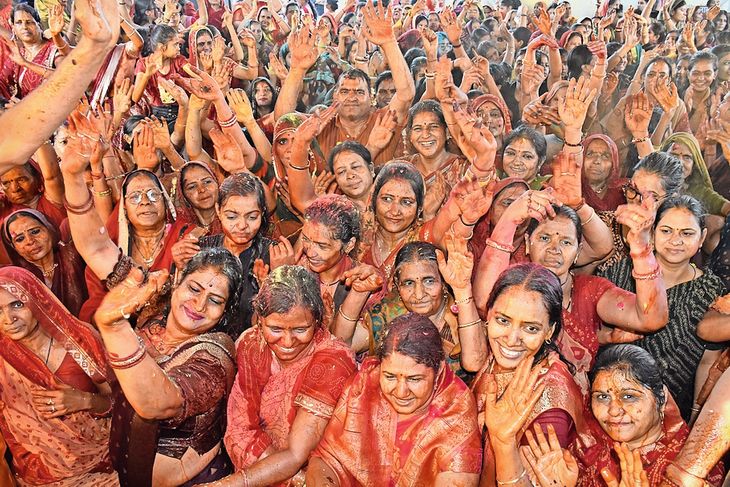 5 quintals of Kesula colour mixed with perfume and saffron, Holi played ...