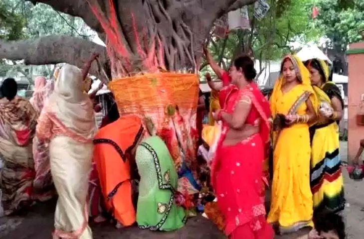 Circumambulated the Peepal tree for the long life of the husband | पति ...