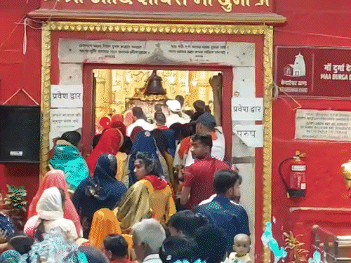 Crowd of devotees gathered at Durga temple in Varanasi | वाराणसी के ...