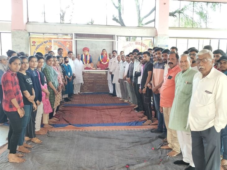 Jyotiba Phule Jayanti celebrated, floral tribute program organised ...