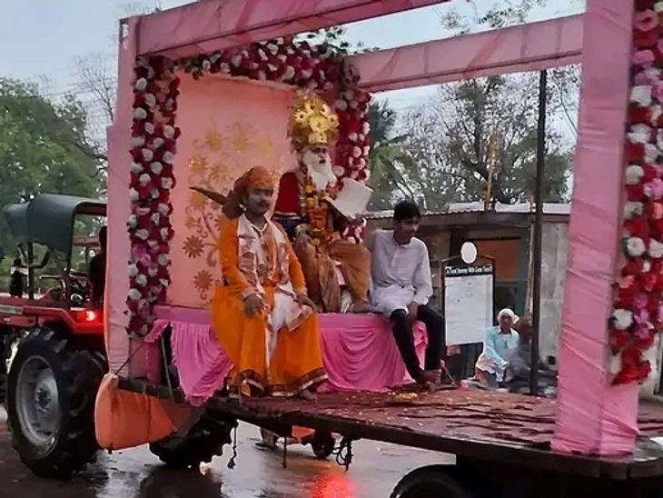 The procession of Lord Jhule Lal took place amidst drizzling rain and ...
