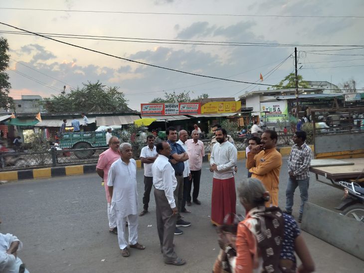 Instructions to set up fruit shops at the main intersections at the ...