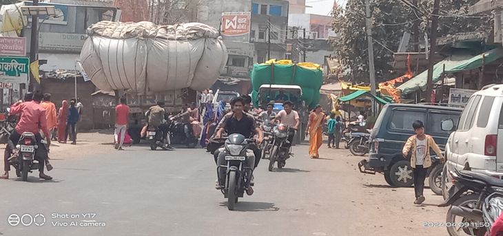 Overloaded tractor-trolleys pose a danger in the dark, accidents are ...