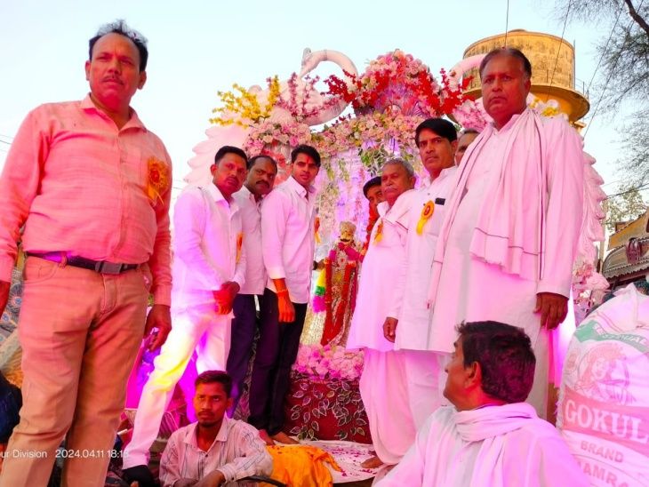 Gangaur procession took place in Maniyan town. People came from far and ...