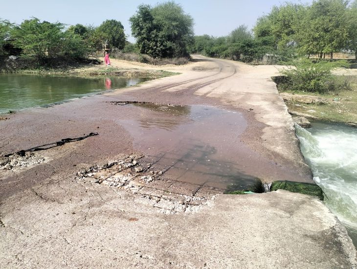 The ramp of Nagda link road is damaged | नागदा लिंक रोड का रपटा हुआ ...