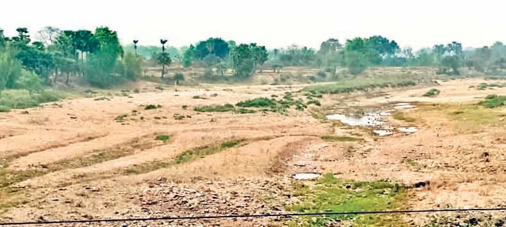 There is no water in Fatehpur's Dhadhar river, how will Chhathvratis ...