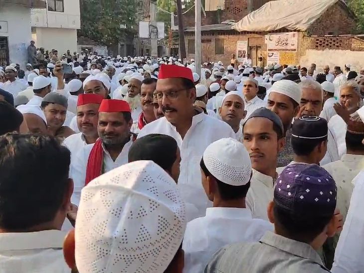 Eid prayers were offered in the mosques of Mau | मऊ के मस्जिदों में अदा ...