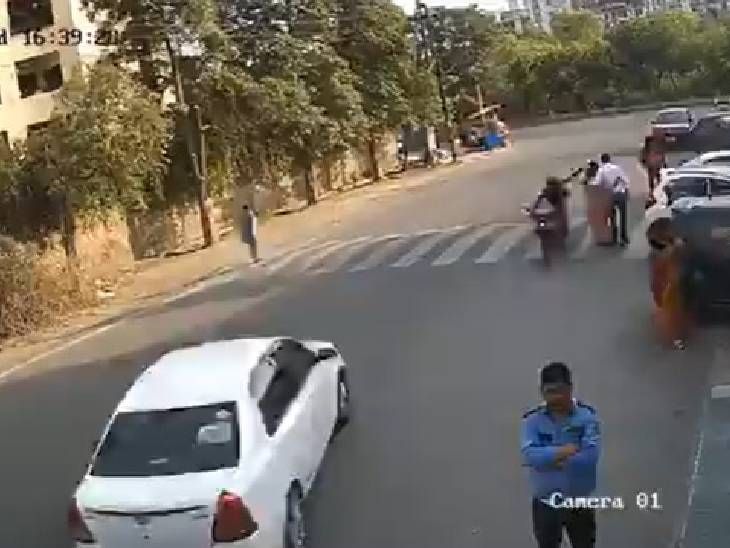 Chain snatched from woman's neck in broad daylight Video went viral on ...