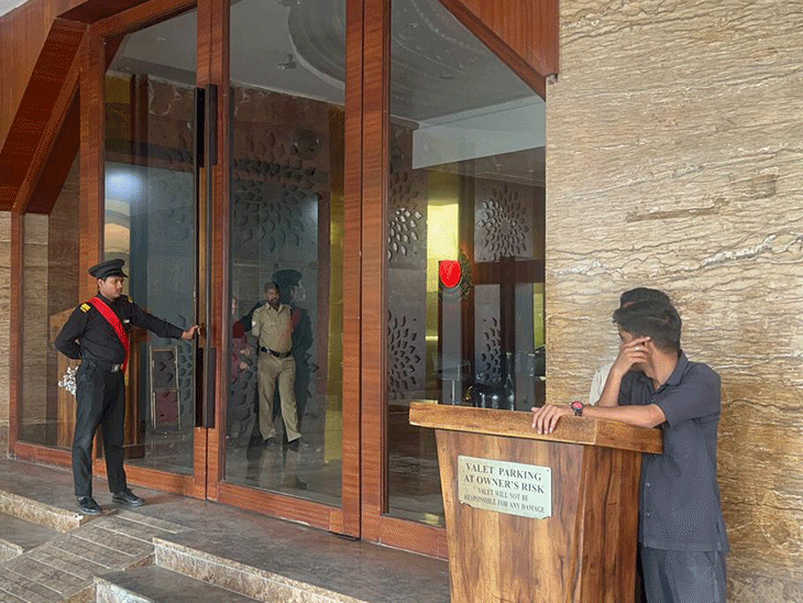 ACB-EOW raid at Raipur Mayor Ejaz Dhebar's house | ढेबर भाइयों के घर ACB-EOW की रेड: अनवर, अख्तर ...