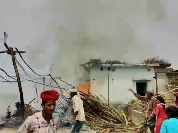 Thatched houses burnt due to fire in Shravasti | श्रावस्ती में आग लगने ...