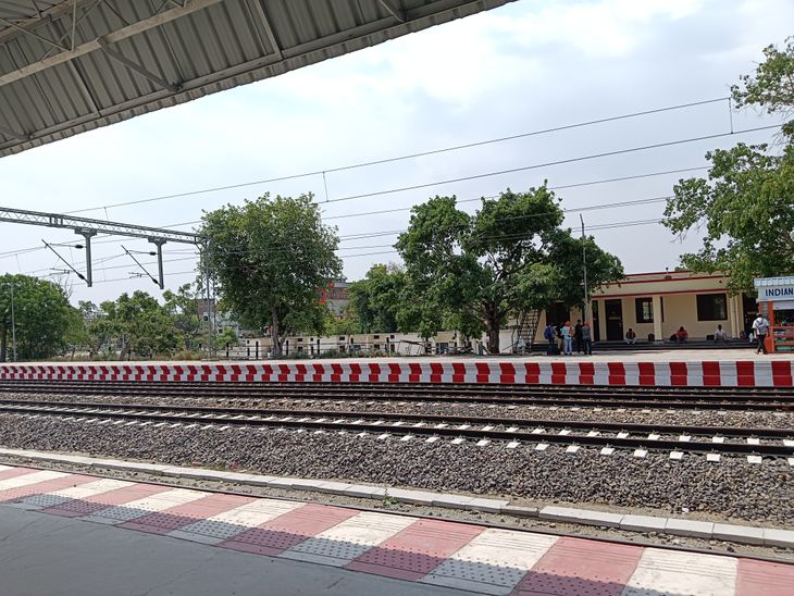 Construction of platform of Rasra railway station is incomplete | रसड़ा ...