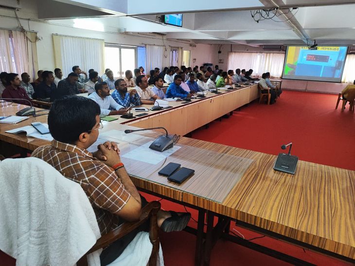 Master trainers and EVM trainers were trained | मास्टर ट्रेनर एवं ईवीएम ...