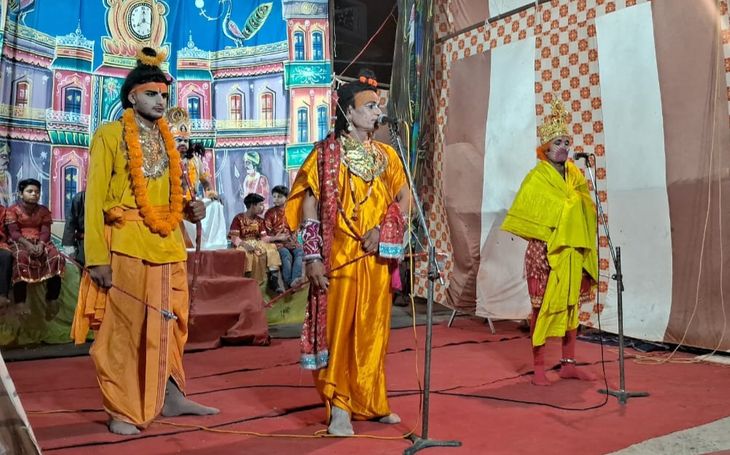 Ravana set his tail on fire, Hanuman burnt Lanka | रावण ने पूंछ में ...