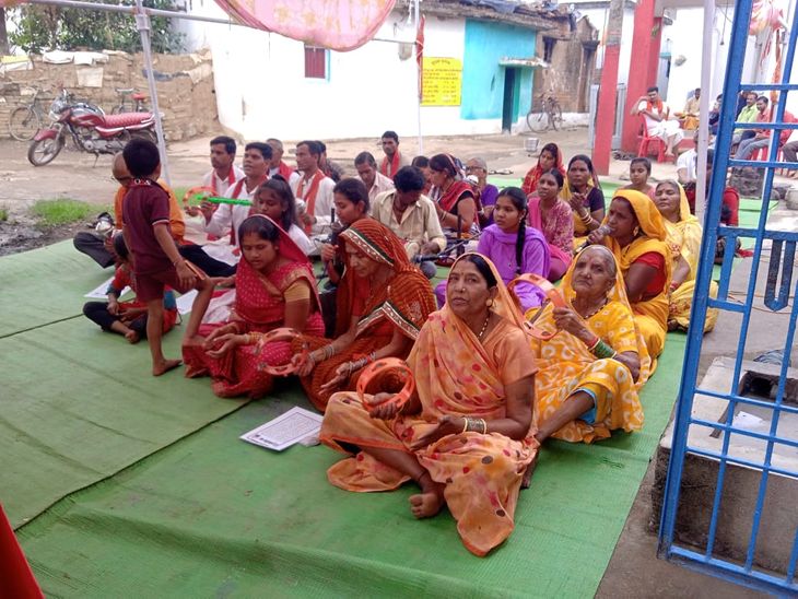 Devotees recited Akhand Durga Chalisa in Sheetla temple of Kharora ...