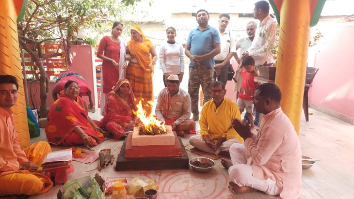 After the worship and yagya, a feast was organized | पूजन और यज्ञ के ...