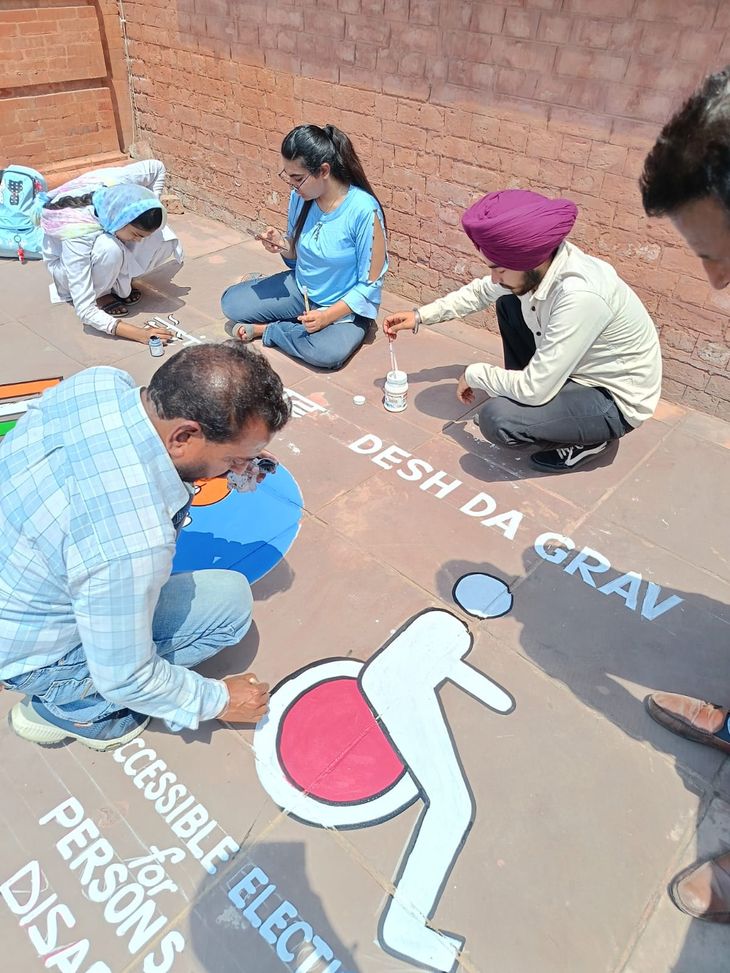 Made people aware to vote by making rangoli | रंगोली बनाकर किया वोट ...