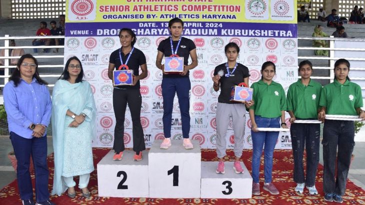Poonam of Hisar won gold in the girls' 400 meter hurdle race | लड़कियों ...