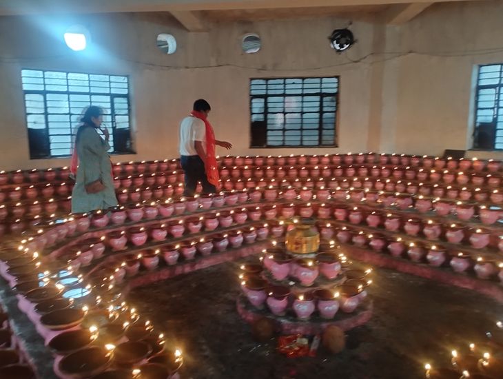 There is a huge crowd of devotees at Maa Banjari Dham | मां बंजारी धाम ...