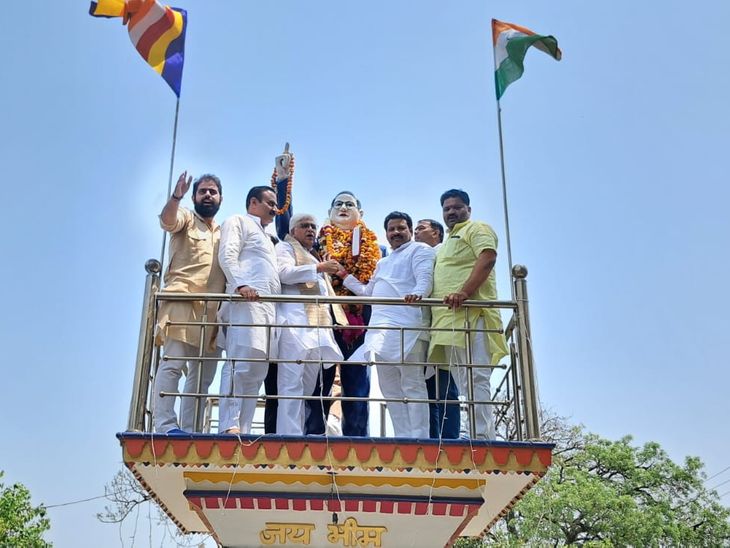 Baba Saheb's birth anniversary celebrated in Hathras | हाथरस में धूमधाम ...