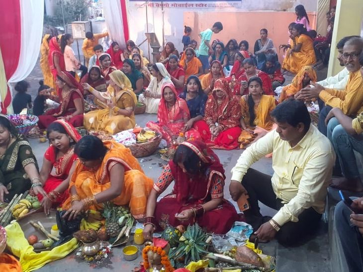 In Ballia, devotees offered water to the Sun on Chaiti Chhath | बलिया ...