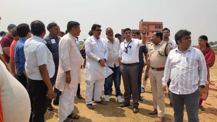 Crowd gathered for the circumambulation of Maharudra Yajna Mandap