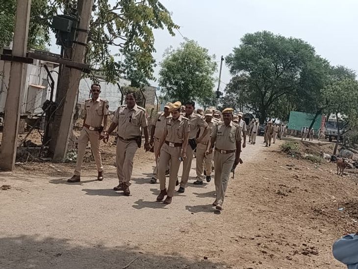 Police personnel took out a foot march in Rajakheda | राजाखेड़ा में ...