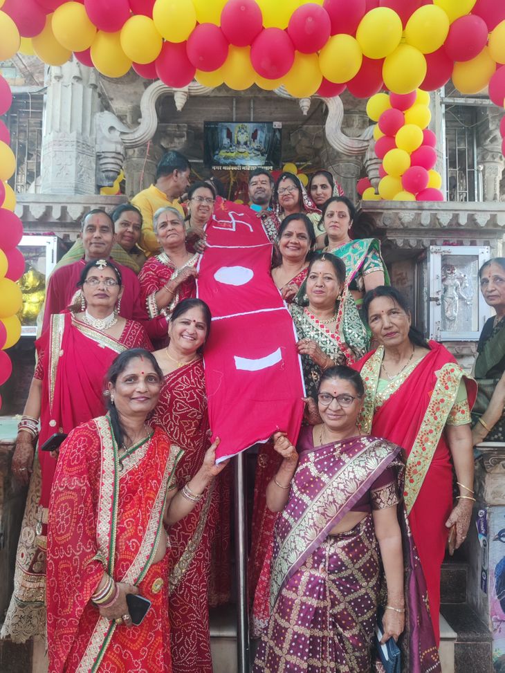 Marwari women conference hoisted flag to Charbhuja Nath and offered 56 ...