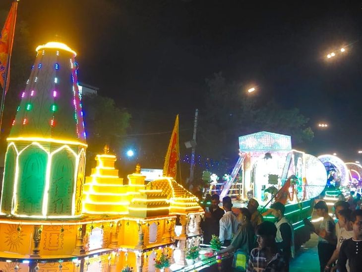 A huge crowd of devotees gathered in Etmadpur | एत्मादपुर में भक्तों का ...