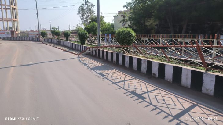 A heavy vehicle collided with the divider, the railing was uprooted on ...